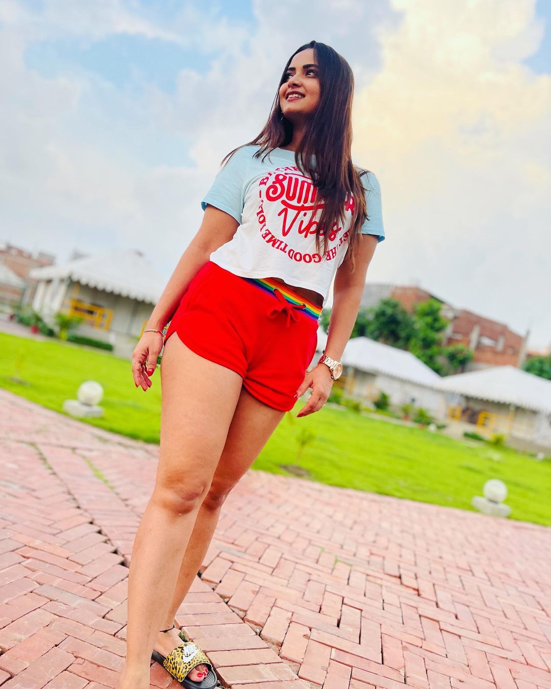 आपको बता दें कि इस वीडियो में नीलम गिरी अपने पति के कमाने बाहर जाने के ...