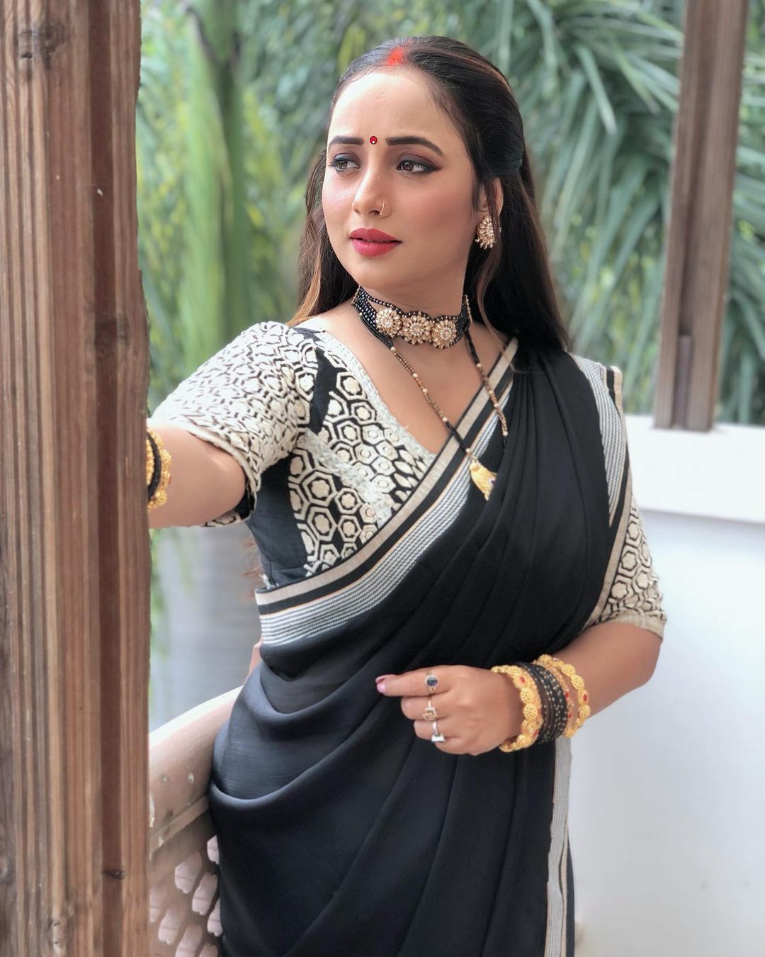 रानी चटर्जी का साड़ी लुक्स बेहद बोल्ड दिख रहा है।