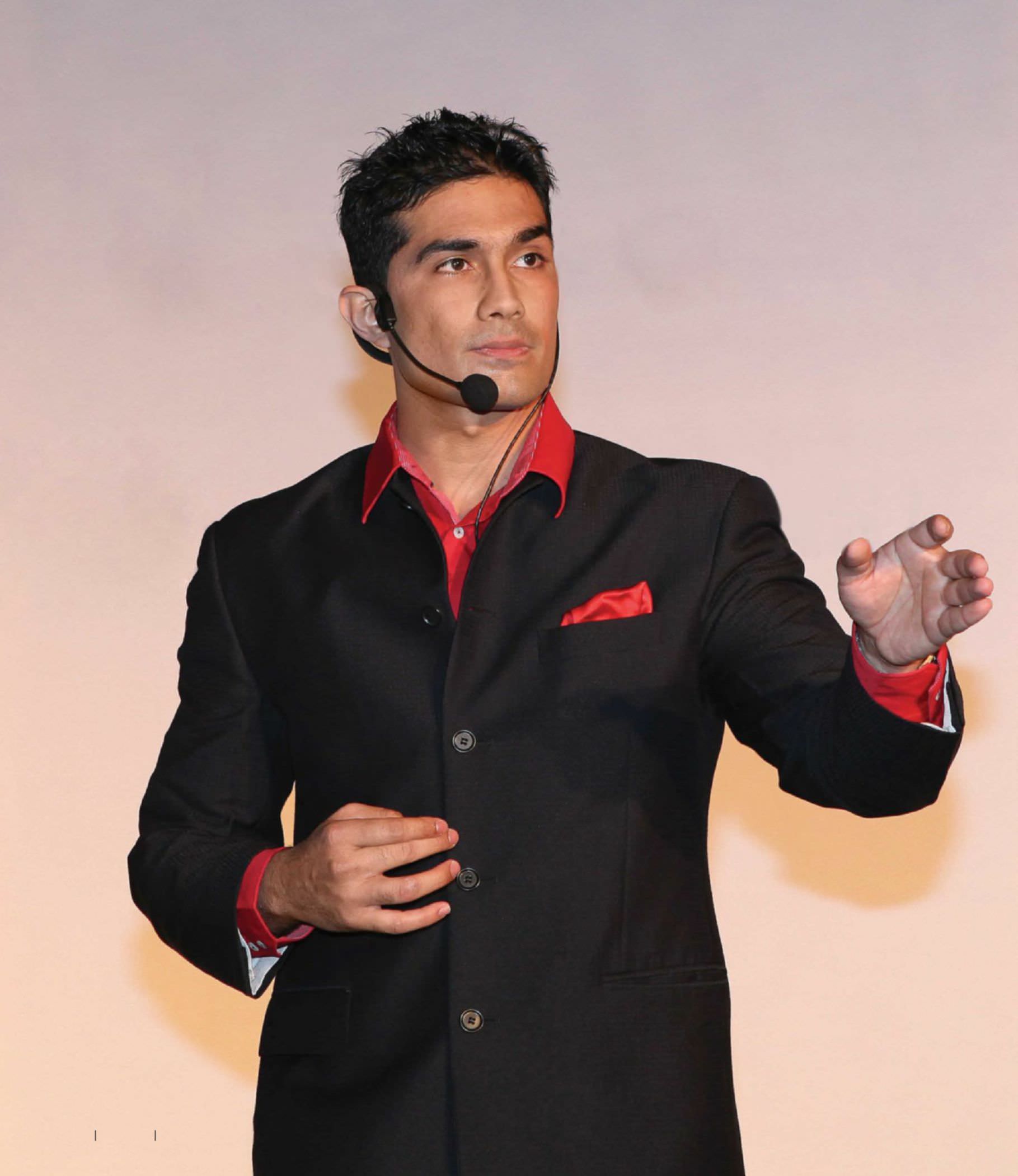 Aakshay Laxman-उनकी अनूठी शैली में रहस्य और कॉमेडी का मिश्रण है जो उनके ...