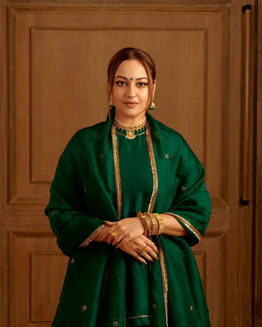 फाइन फैब्रिक से तैयार इस ड्रेस के साथ गोल्ड ज्वेलरी पहने हुए सोनाक्षी ...