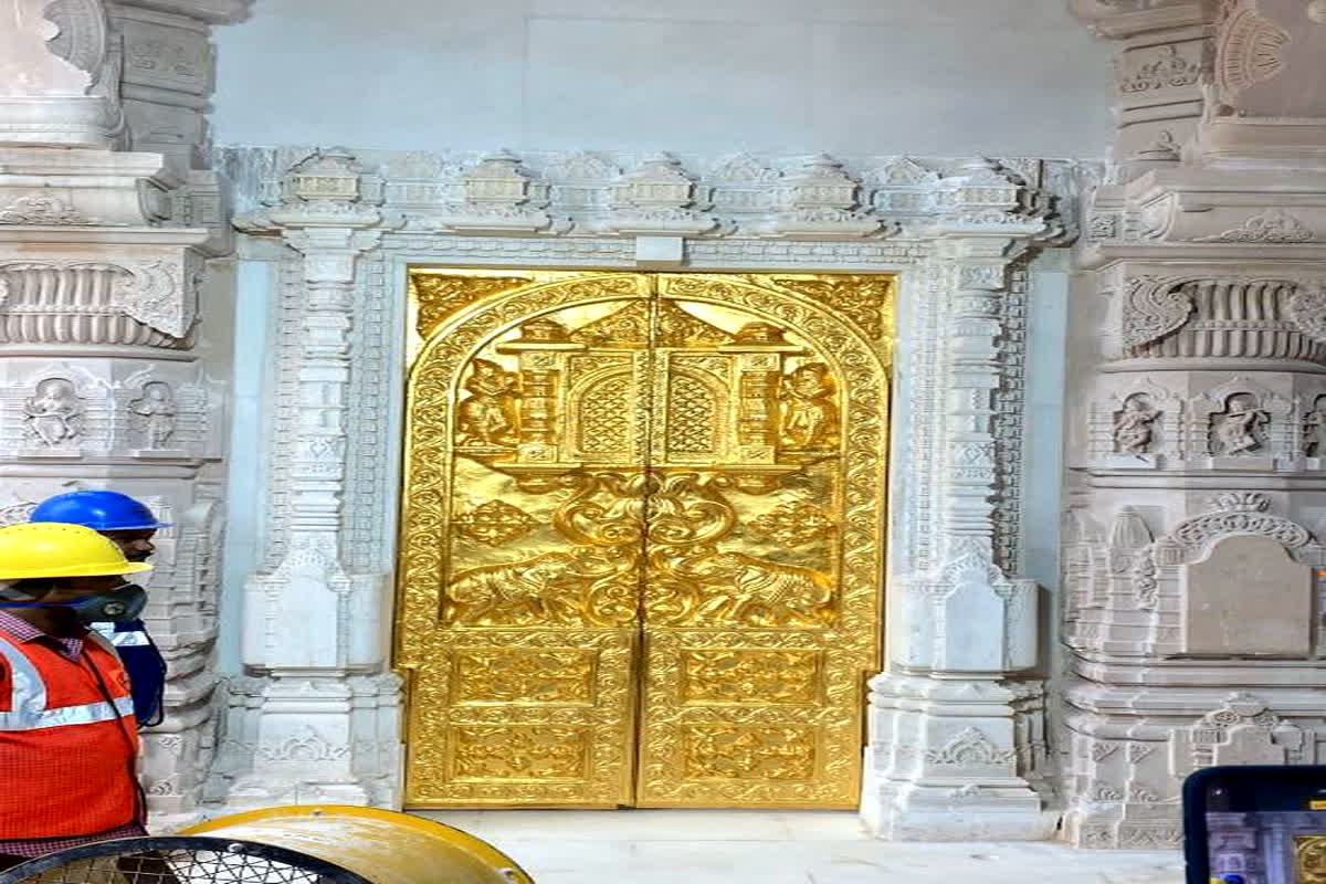 आपको बता दें कि अगले तीन दिनों के भीतर राम मंदिर में गर्भगृह के बड़े ...