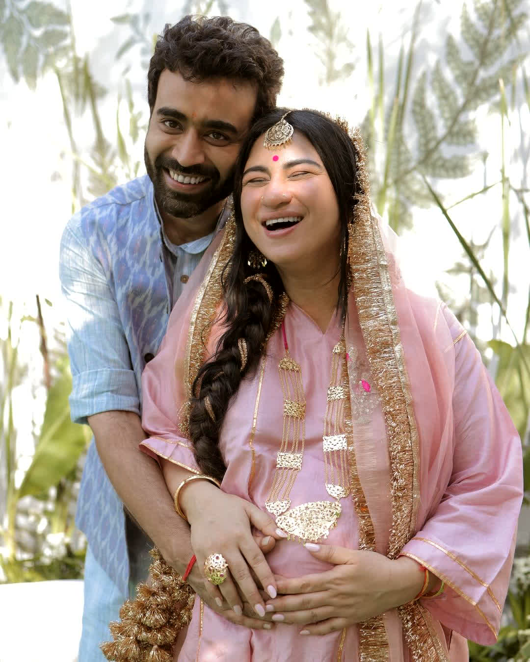 प्रिया का गोल्ड प्लेटेड हैवी नेकपीस इतना बड़ा था कि उनके बेबी बंप को टच ...