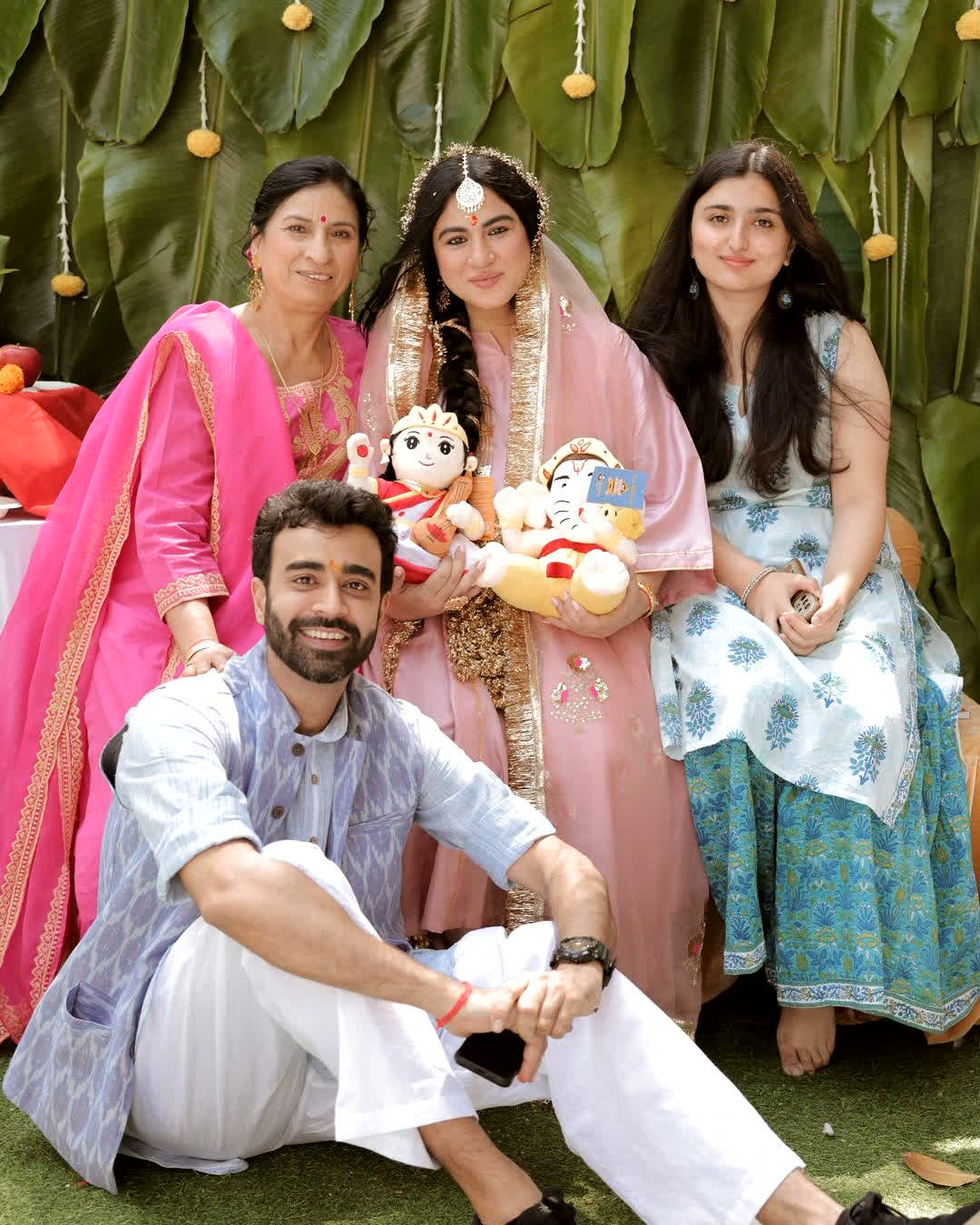 प्रिया ने पंजाबी सलवार कमीज के साथ मैचिंग ओढ़नी से सिर ढका था। उनकी ...