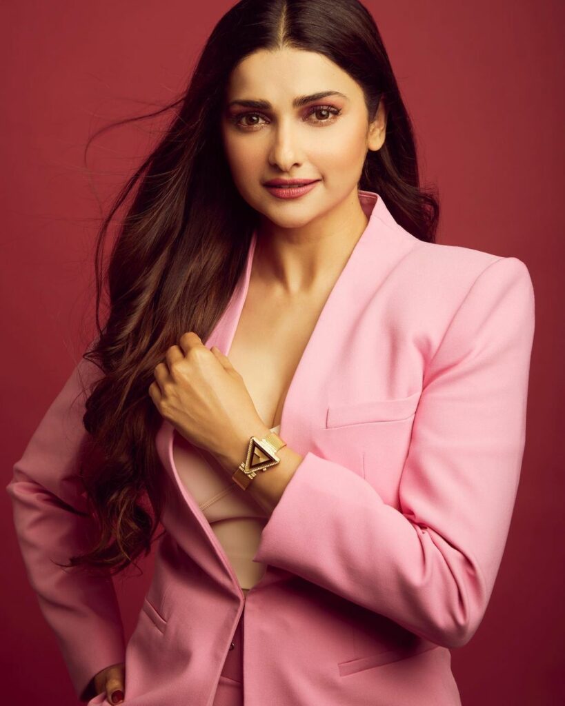 ‘बोल बच्चन’ के दौरान प्राची देसाई का नाम उनके डायरेक्टर रोहित शेट्टी के साथ जुड़ा था। कहा जाता ...